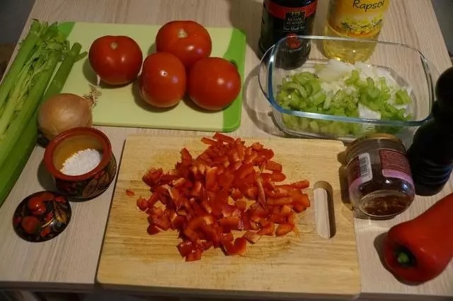 Rajče a červený pepřový salát