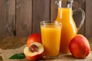 Resep jus persik sederhana untuk musim dingin di rumah