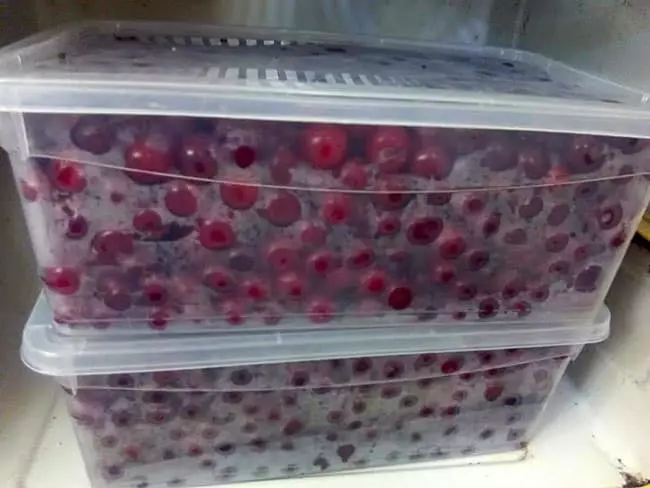 Dėžės su vyšniu