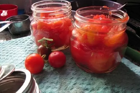 Tomat tanpa kulit dengan jus mereka sendiri