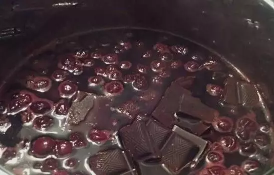 Şokolad bilen örtülen cherry