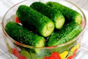 Eenvoudige stapsgewijze recepten van laagkope komkommers en tomaten voor de winter