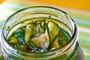 Recipes simplí céim ar chéim chun slisní cucumbers delicious crispy a ullmhú don gheimhreadh