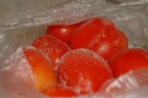 Top 10 recepten, hoe de tomaten in de vriezer te bevriezen voor winter, geheel en stukken