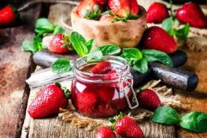 7 receitas de mermelada espesa-cinco minutos de fresas para o inverno con bagas completas