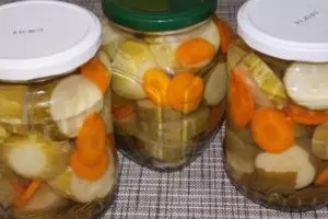 Egyszerű recept az uborka főzéséhez sárgarépával és hagymával a télen
