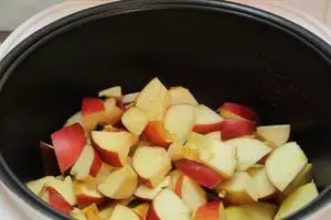 Recepten van koken kwamen van appels in een langzaam kooktoestel en snelkookpan voor de winter