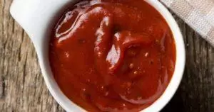 Stap-vir-stap resep vir die kook van tuisgemaakte ketchup met stysel vir die winter