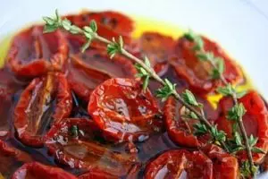 Resep tomat ceri kering untuk musim dingin di rumah