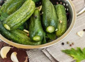 5 eenvoudige resepte van lae-kop komkommers met asyn vir die winter