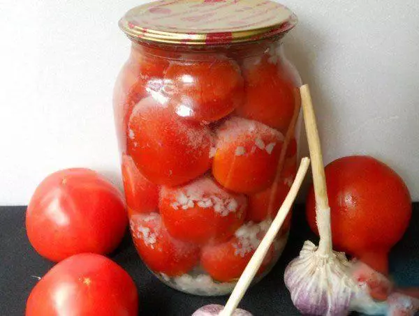 Mga tomator na natapos ng bawang