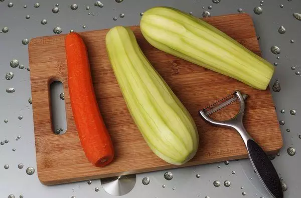 Zucchini এবং carrots.