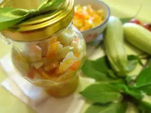 7 receptes delicioses per a zucchini marinat amb pastanagues per a l'hivern