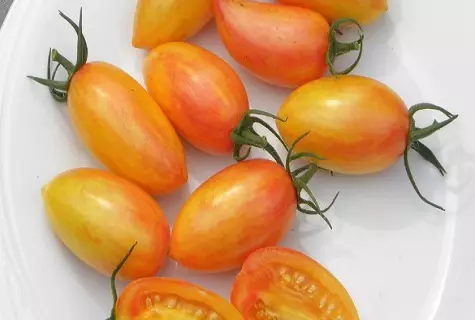 Нарежете доматите