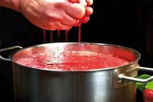 8 resipi langkah demi langkah mudah untuk memasak wain dari strawberi di rumah